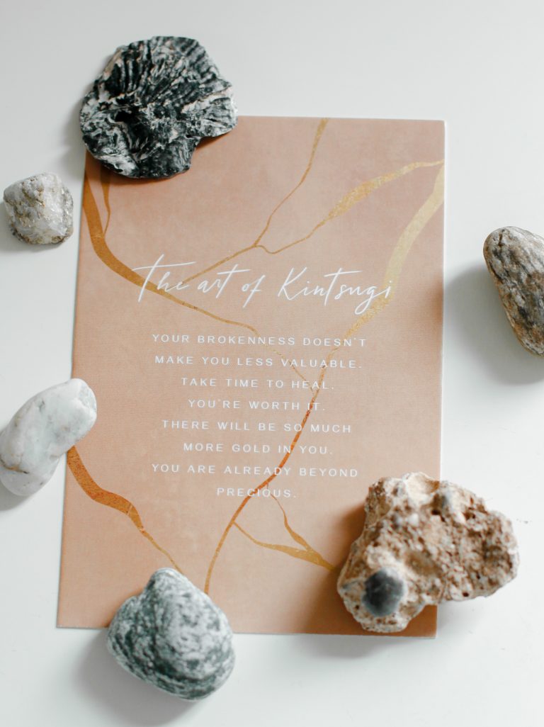 The Art of Kintsugi Postkarte – Seeds & Feathers